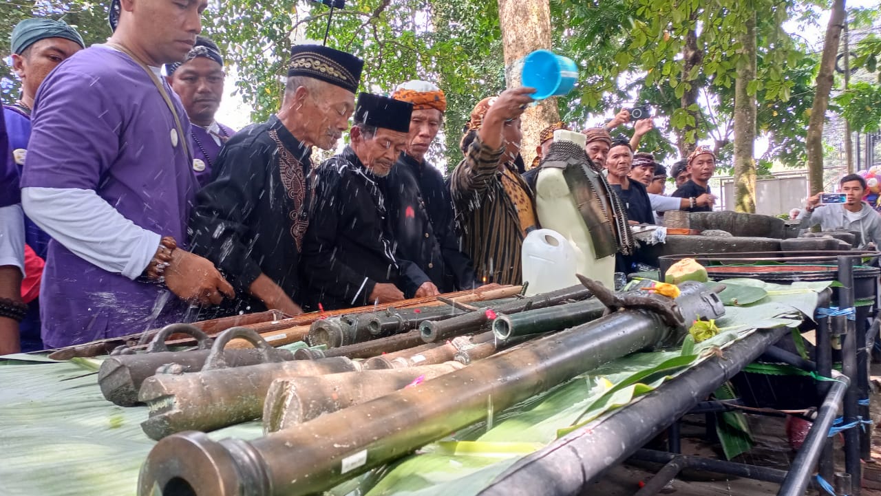 Budaya Nyiramkeun Benda Pusaka Bukti Nyata Kerajaan Talaga Manggung ...