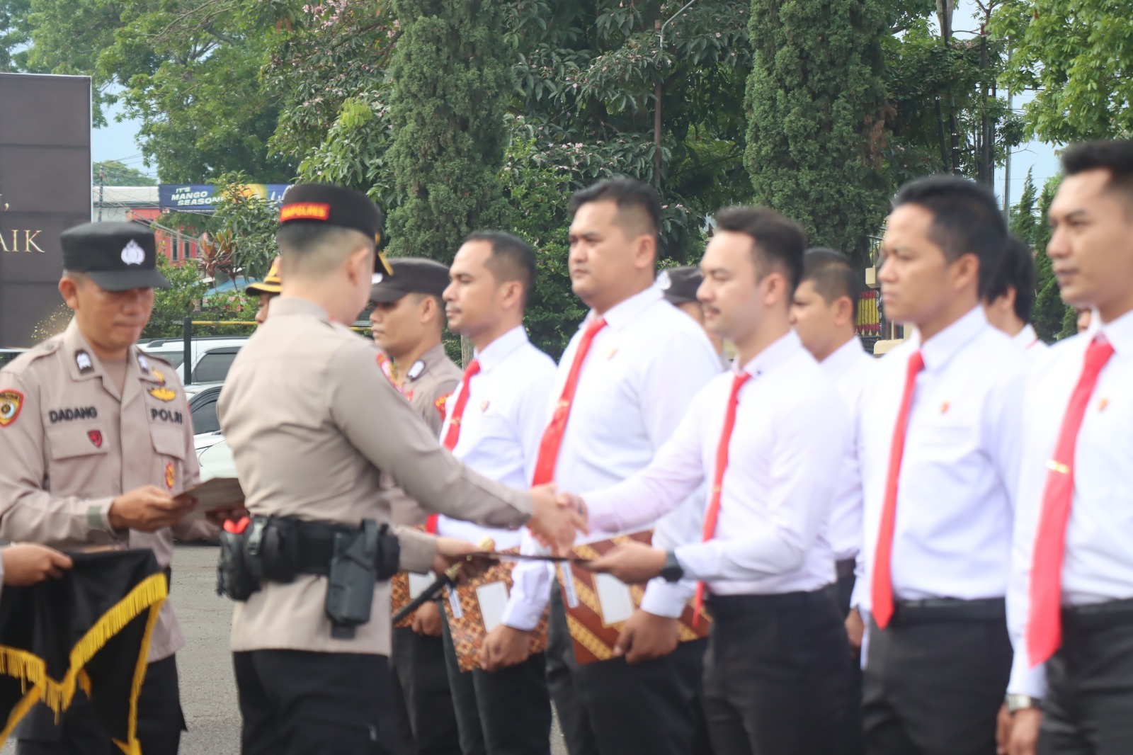Kapolres Garut Berikan Penghargaan Kepada Personel Berprestasi | METROPOST NEWS